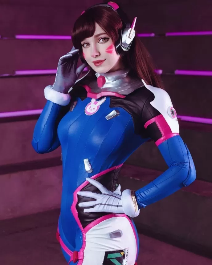 俄罗斯美女Cos《海贼王》女帝 深V美腿格外吸睛 - 多人运动圈 - 踩蘑菇社区